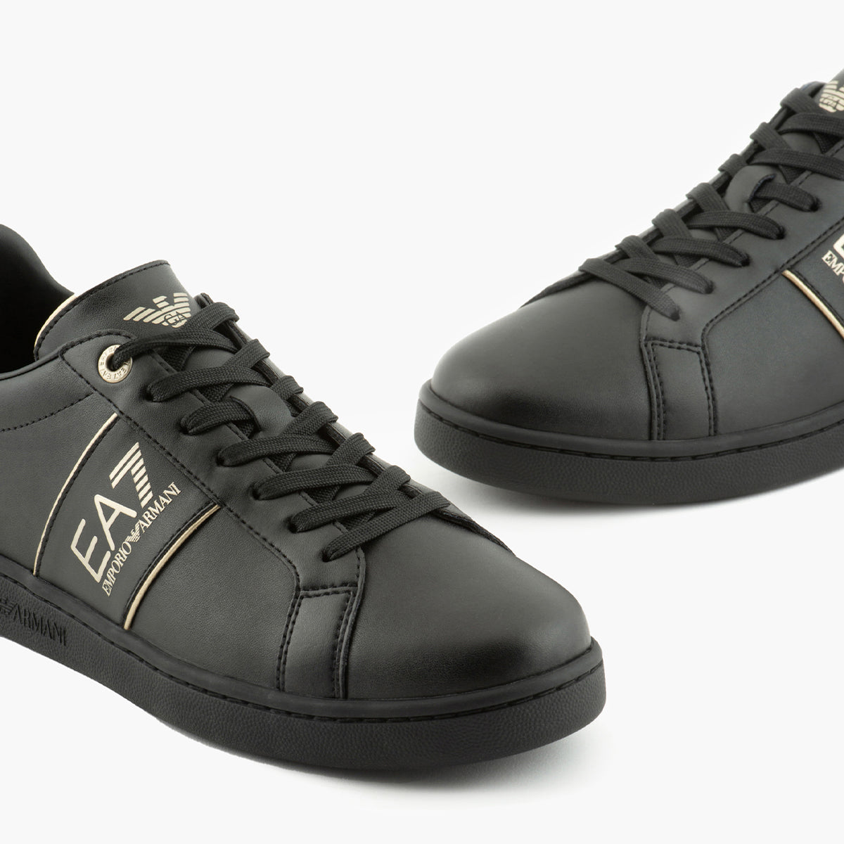 Classic Logo Sneakers – Levisons